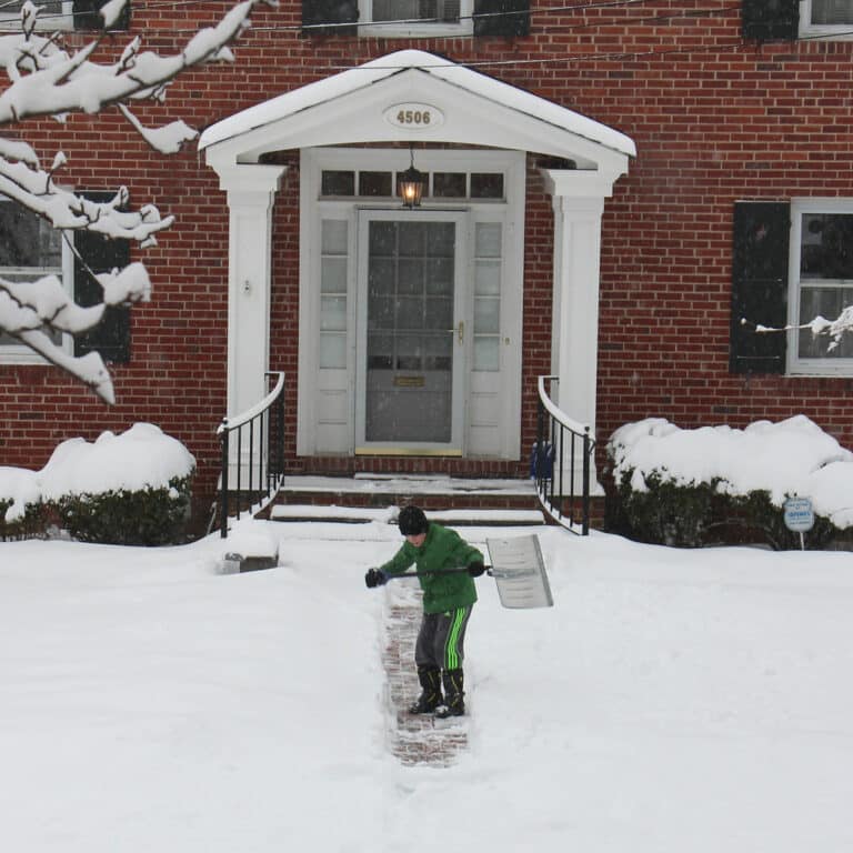 Proper shoveling Techniques for easy snow clearing - Kyle's Garage